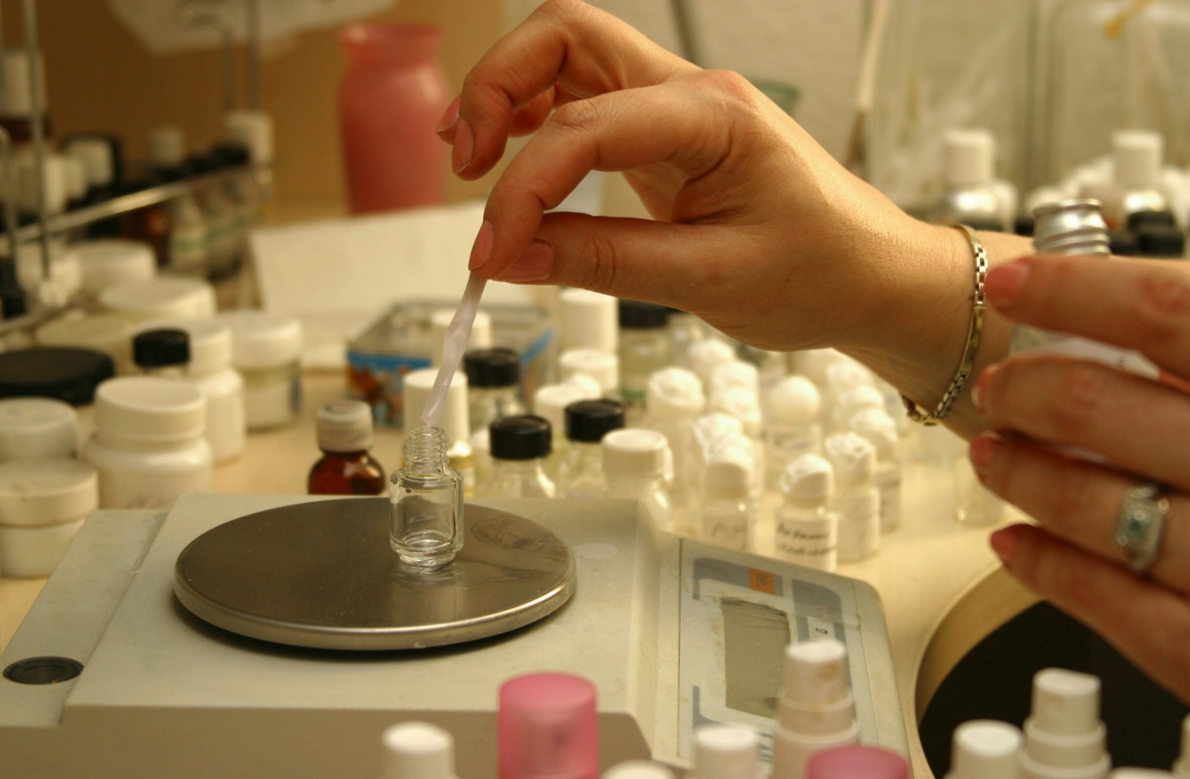 Les étapes du développement d’un parfum, de la formulation à la ...